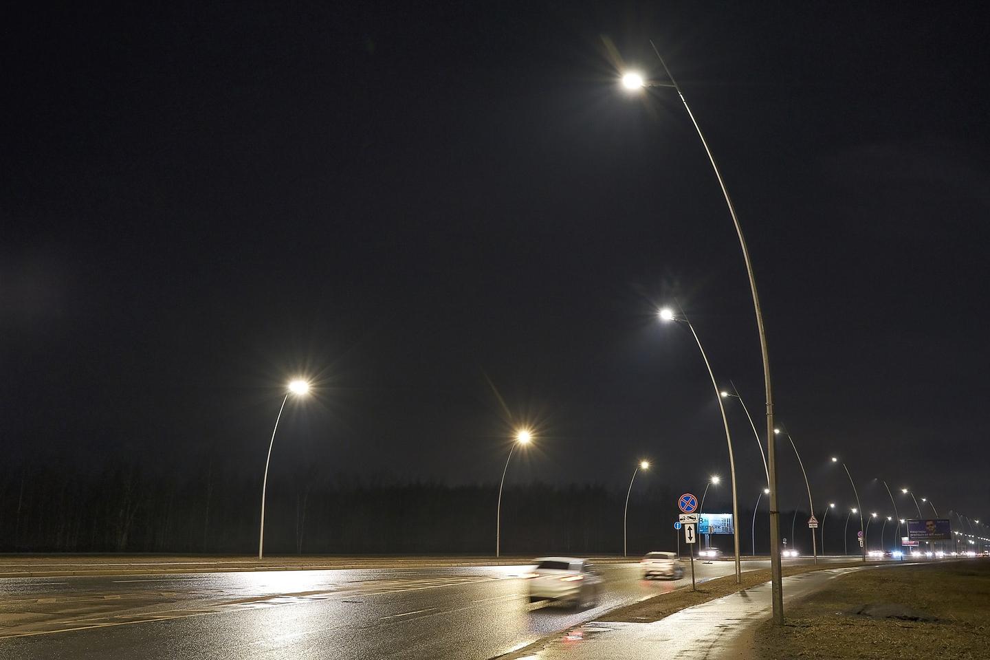 Современные фонари нового поколения установили на пути в аэропорт ...
